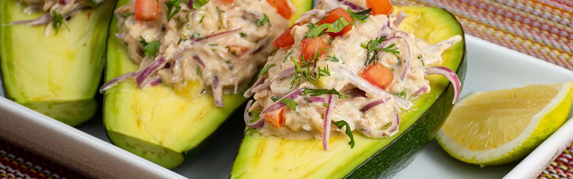 Aguacate Relleno con Ensalada de Atún - Alimentos Real Aguacate Relleno con Ensalada de Atún - Alimentos Real